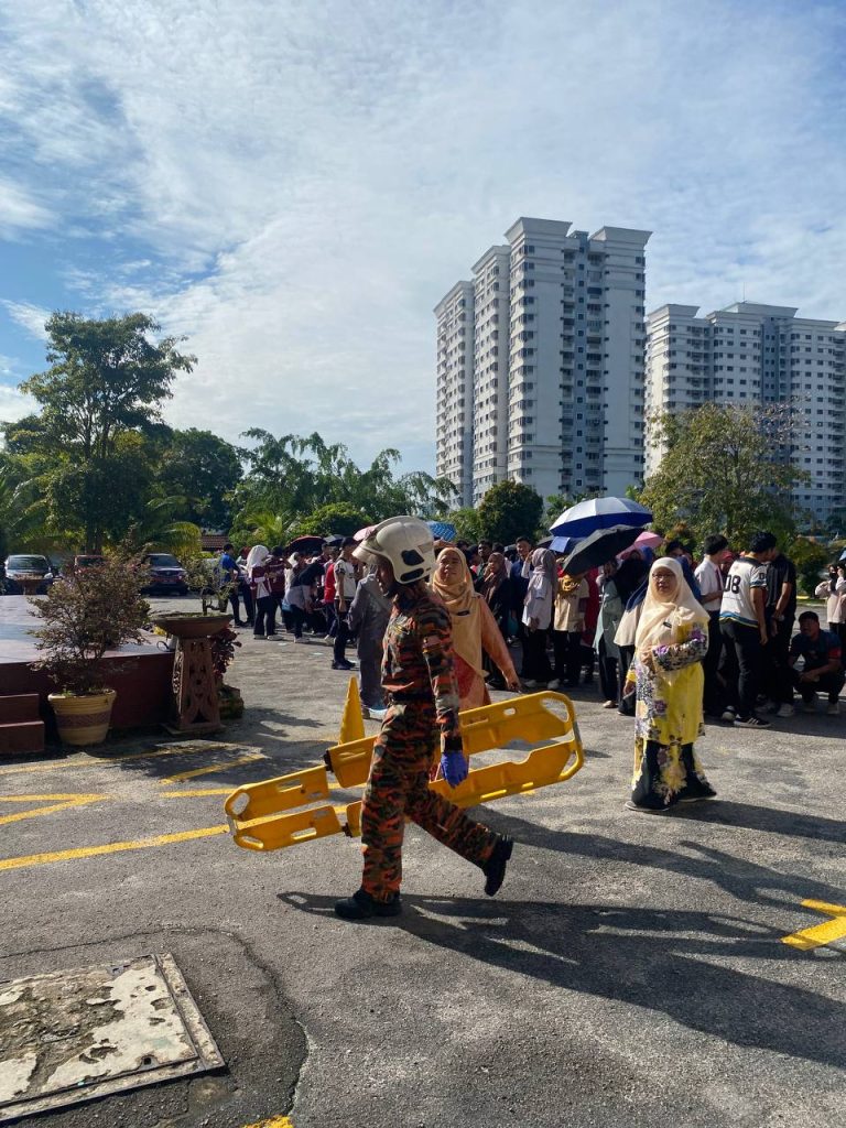 Latihan Kebakaran dan Menyelamat oleh Unit Bomba Damansara | KOLEJ ...